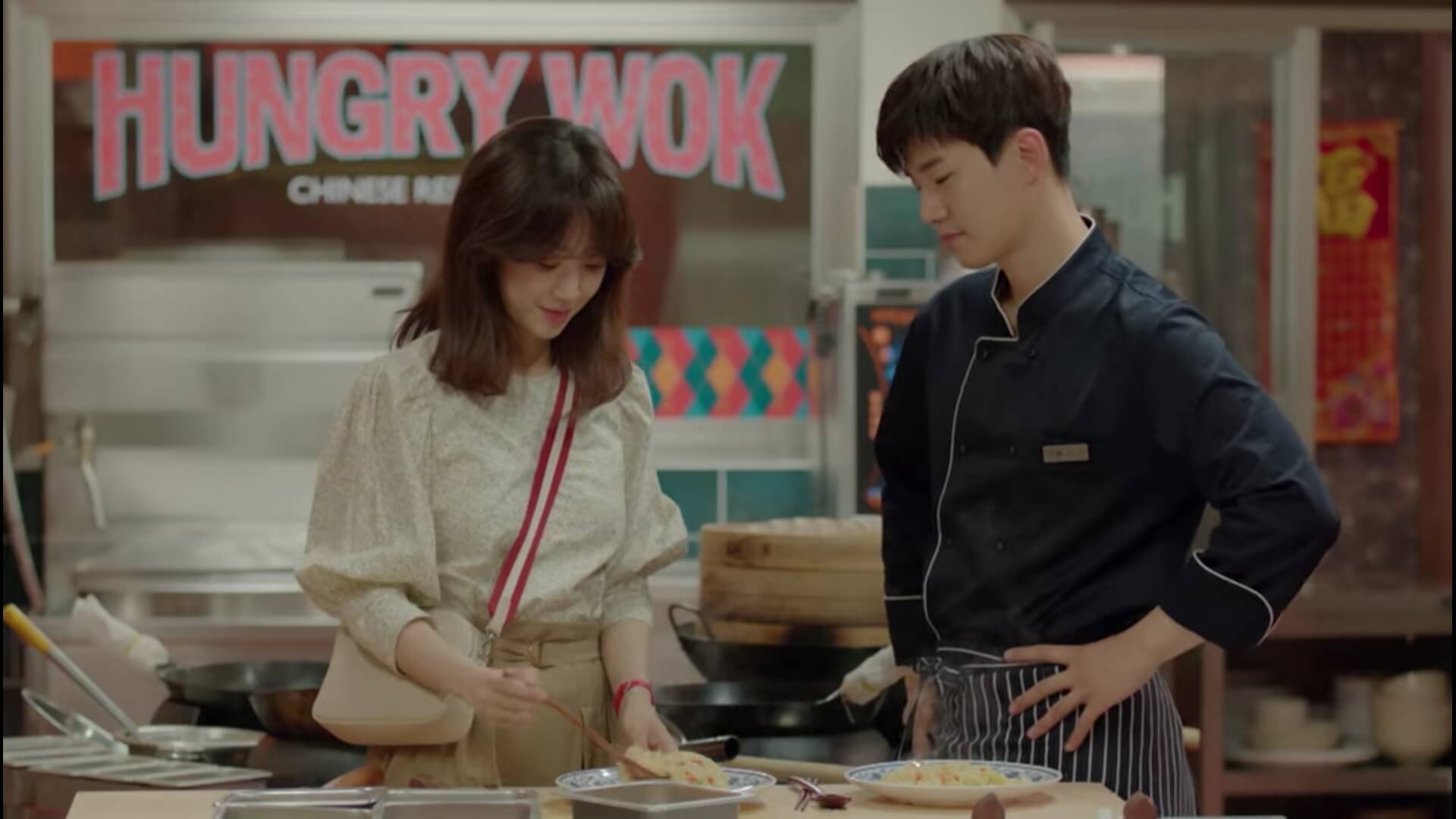 Wok of love 기름진 멜로 – cuisine et amour pour un wok et une louche